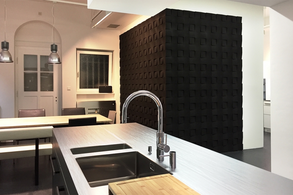 SURFACE ELEVEN-Chock Black